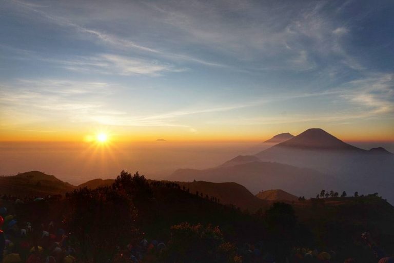 6 Spot Sunrise Gunung Terbaik Yang Ada di Indonesia – Fispol